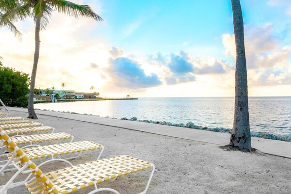 Sportfishing In Florida Keys! Elegant Villa W/ Beach Access And Pool! Breakfast - Islamorada, FL