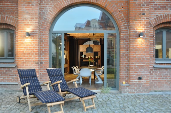 Vacation Home Feeling In The Heart Of The Old Town - 180 M2 Over 2 Floors, 3 Bedrooms, Fireplace - Stralsund