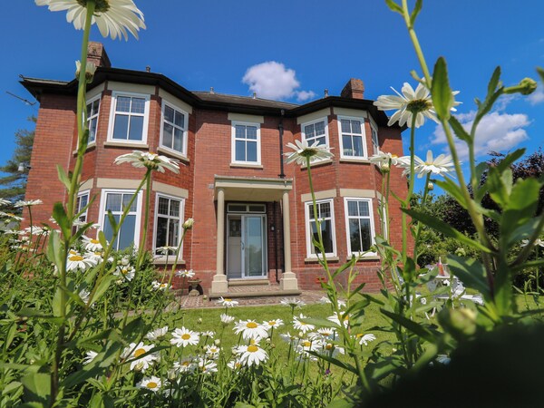 Tirallen, Pet Friendly, Character Holiday Cottage In Llangadog - Llandovery