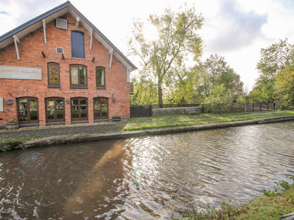 The Grain Store, Pet Friendly, With A Garden In Wrenbury - Cholmondeley Castle Gardens