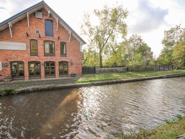 The Grain Store, Pet Friendly, With A Garden In Wrenbury - Cheshire