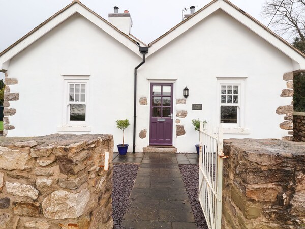 Castle House, Pet Friendly, Character Holiday Cottage In Dyserth - Prestatyn