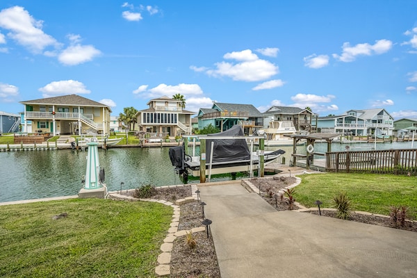 Bearfoot Bungalow | Cozy Bayfront Beauty Near Area Fun! - Aransas Pass, TX