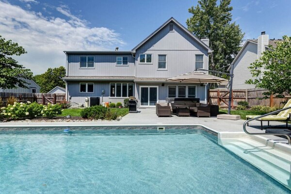 Luxury In Lenexa W/heated Pool - Shawnee, KS