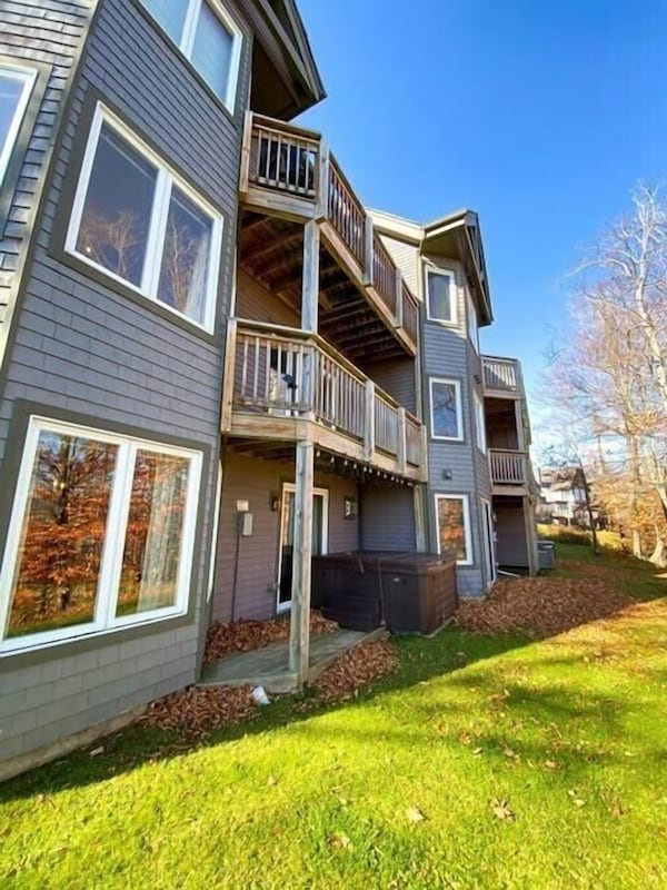 Beautiful Jay Peak Ski-in/ski-out Condo W/hot Tub! - Jays Peak, Jay