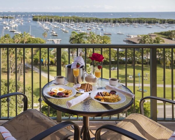Indulge In Home Like Comfort! 4 Comfortable Units, Onsite Pool, Kitchen - Miami