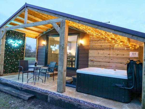 Bluebell, Romantic, With Hot Tub In Donisthorpe - Derbyshire