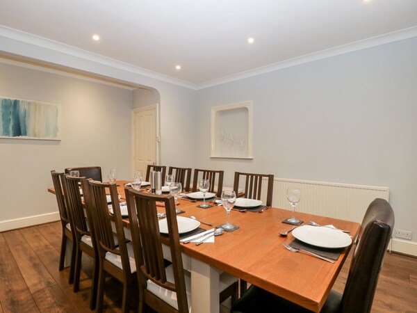 Tree Of Life House, Number 27 Bere Lane, Pet Friendly In Glastonbury - Glastonbury