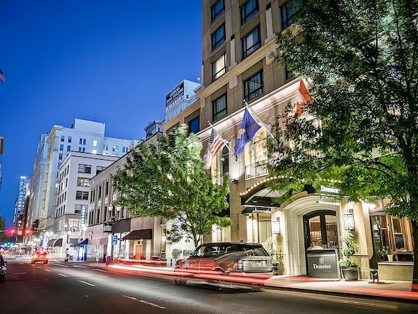 Fido-friendly Room W/ City View At Dossier Hotel Near Mt.tabor Park! W/ Parking! - Portland, OR