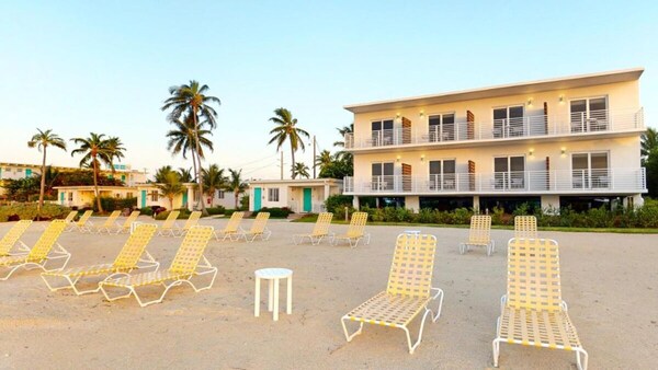 Pets Are Allowed Here! 2 Comfortable Units, Free Breakfast, Parking, Pool - Islamorada, FL