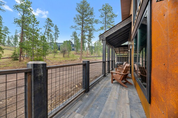 Summit Sunset, Pet Friendly! Hot Tub, Pool Access, Paved Roads, Luxury Finishes - South Dakota