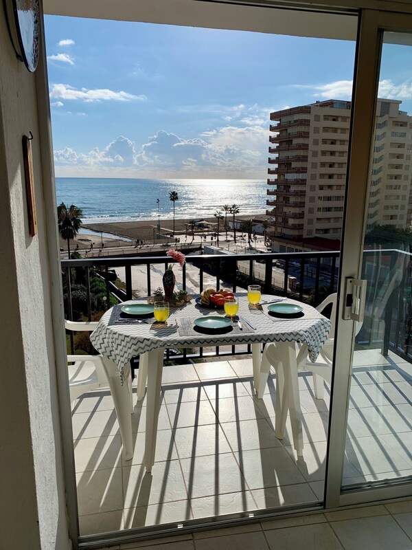 On The Beach, Fantastic Sea And Pool Views, 2 Bedroom Apartment - Fuengirola