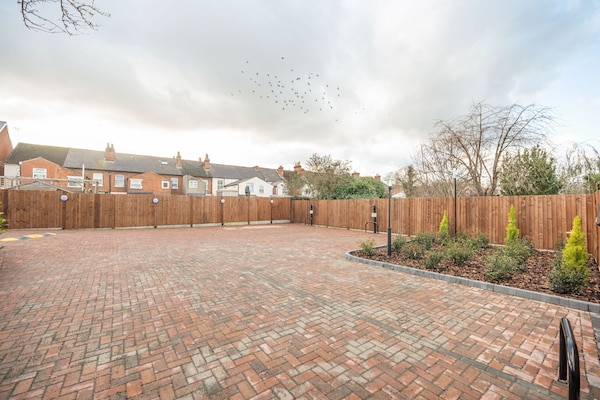 Deluxe 2-bed, 2-bath 1st Floor Apartment By Ksa - Reading