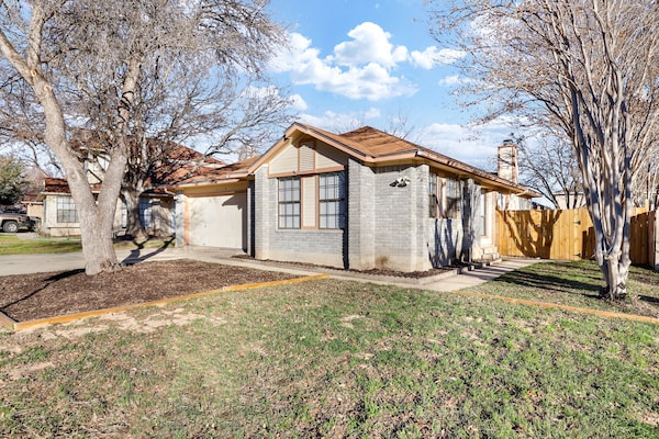 Pong - A Birdy Vacation Rental - Universal City, TX