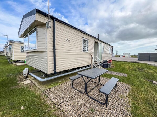 Modern 6 Berth Caravan With Wifi At St Osyth Beach In Essex Ref 28051fv - 