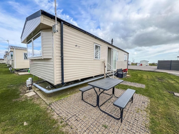 Modern 6 Berth Caravan With Wifi At St Osyth Beach In Essex Ref 28051fv - Clacton-on-Sea