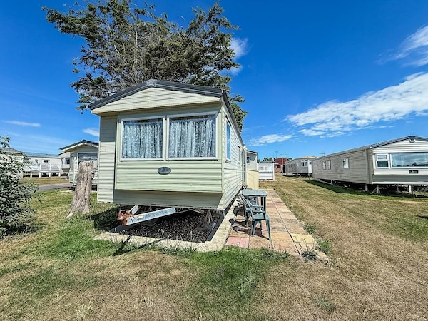 Lovely Caravan At Valley Farm Holiday Park, Sleeps 8 Ref 46127v - Clacton-on-Sea