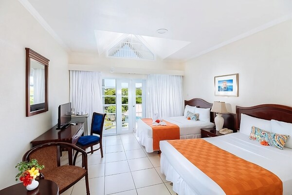 Memorable Getaway W/ Family! 4 Large Units For 16! Outdoor Pool, Free Parking! - Santa Lucía