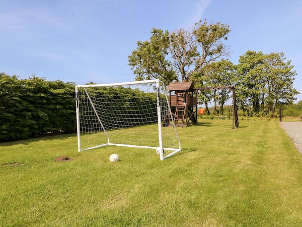 Bodrual Cottage, Family Friendly, With Hot Tub In Caernarfon - Caernarfon
