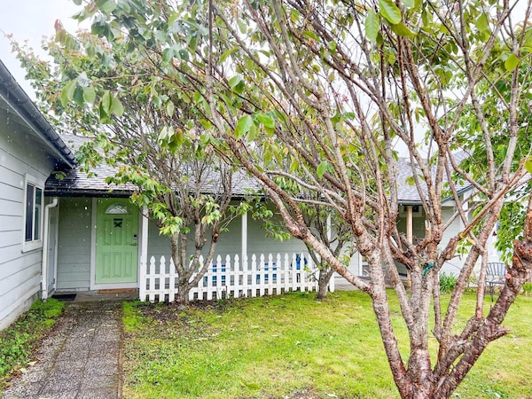 Sunset Shore Retreats Ocean Front  "Cozy Seal Slumber" - Brookings, OR