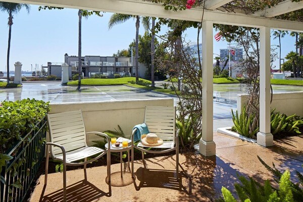 Share A Grand Experience! 4 Upscale Units Near Coronado Bridge! Pool, Parking! - San Diego, CA