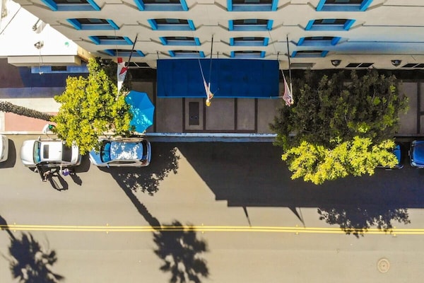 Friends And Family Vacation! Two Convenient Units, Restaurant, On-site Dining - San Diego, CA