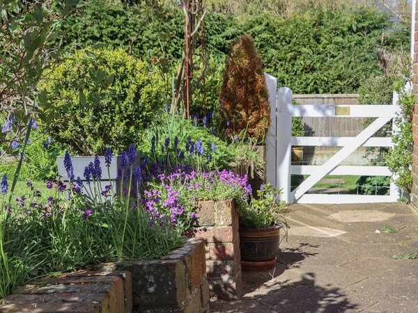 Paddock View, Romantic, With A Garden In Maidstone - Maidstone