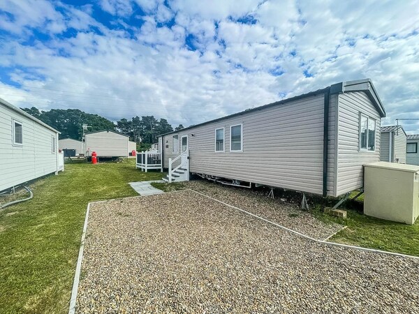 Modern Caravan At Caldecott Hall With Decking In Norfolk, Sleeps 8 Ref 91068c - Norfolk