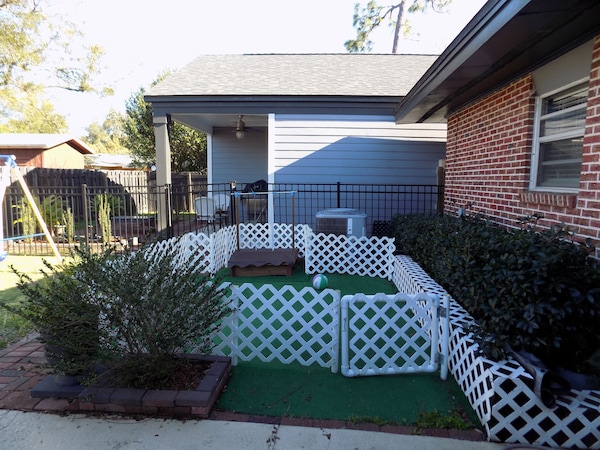 Comfy Home In Safe Neighborhood, Close To The Airport Shopping Dinning And More! - Pensacola, FL