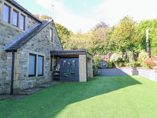 Moor Cottage, Character Holiday Cottage, With A Garden In Uppermill - 