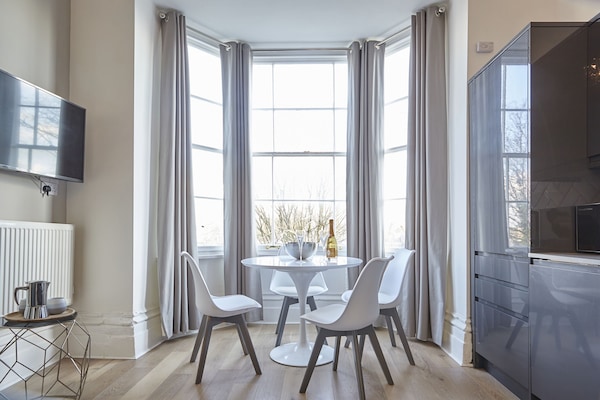 Gorgeous 2 Bedroom Apartment In City Centre - Clifton
