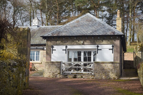 Harness Lodge, Pet Friendly, Character Holiday Cottage In Seahouses - Bamburgh