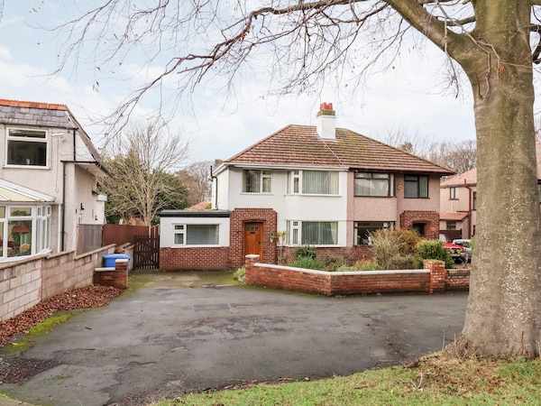 The Hollies, Pet Friendly, With A Garden In Prestatyn - Prestatyn