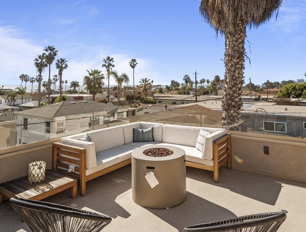 Large Beach Home | Ocean Views | Walk To Beach & Shops! - San Diego, CA