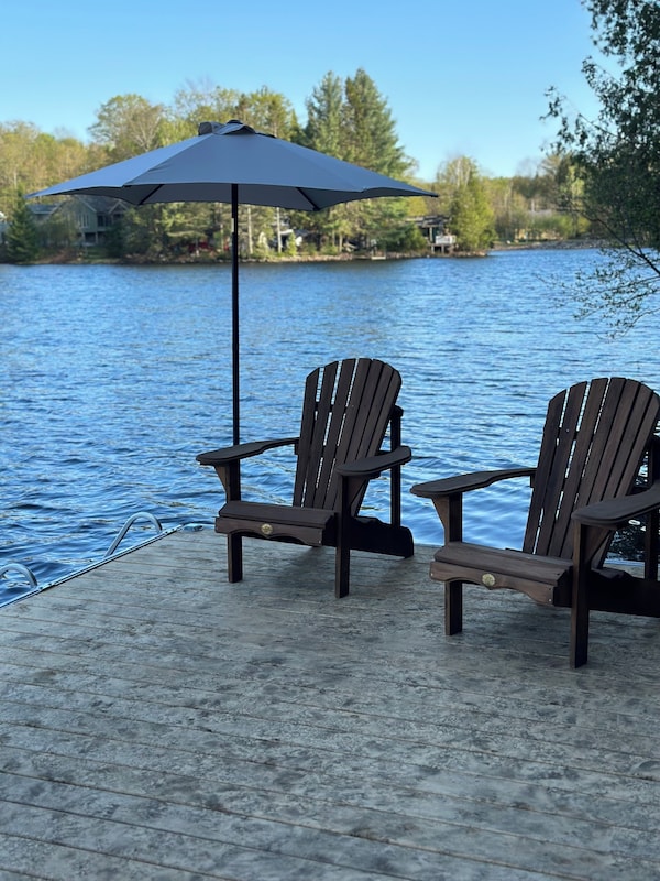 Pet-friendly, Secluded Waterfront Cottage With Modern Amenities & Cozy Fireplace - Laurentides
