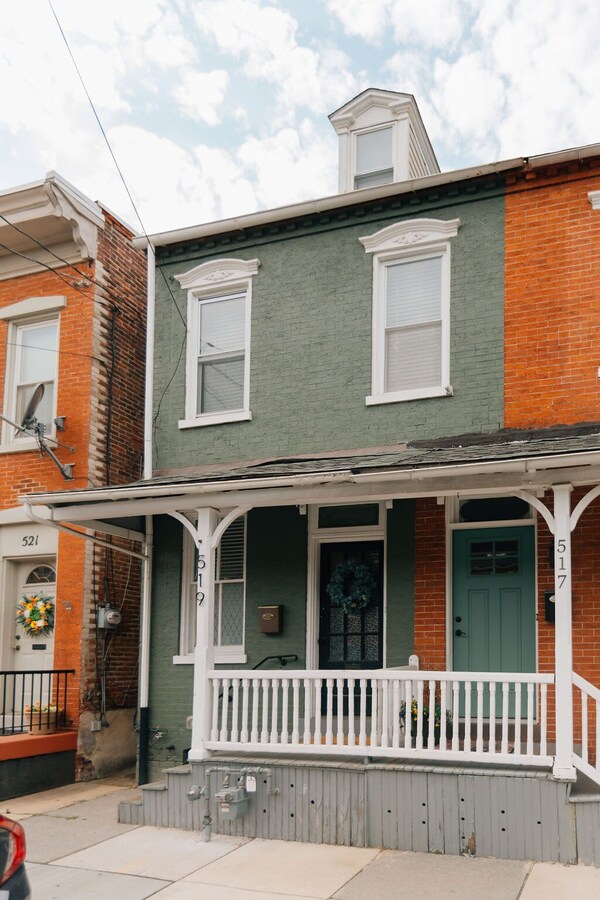 Comfy Renovated Townhome - Heart Of Downtown Lancaster - Lancaster, PA