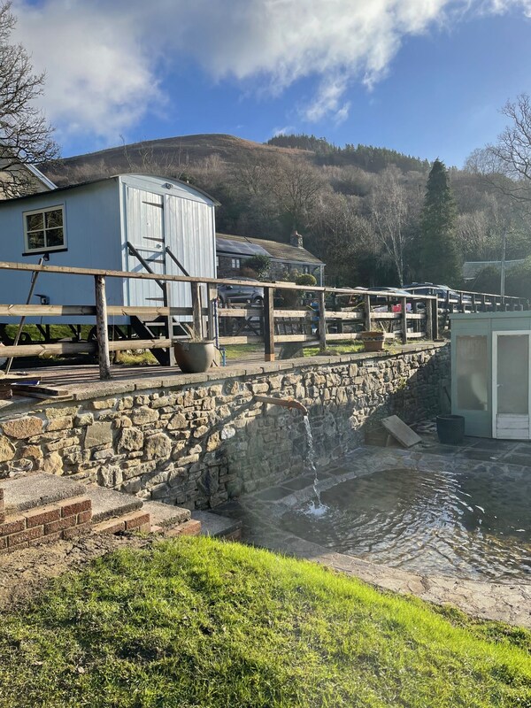 The Cwtch, Our Cosy Shepherd's Hut - South Wales
