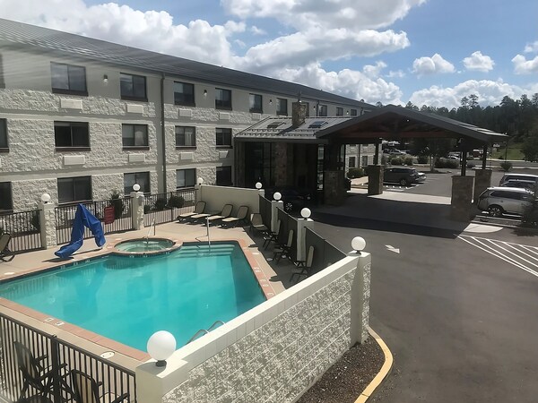 A Place You'll Surely Enjoy! 2 Modern Units, Outdoor Pool, Free Parking, Hot Tub - Grand Canyon National Park