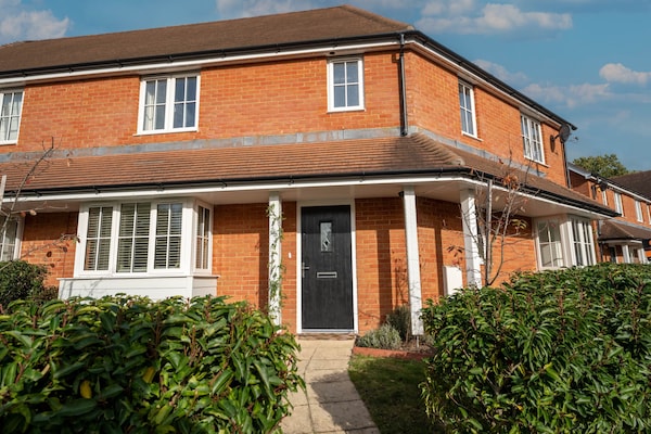 Brookfield - 4 Bedroom 2.5 Bathroom House & Garden - Redhill