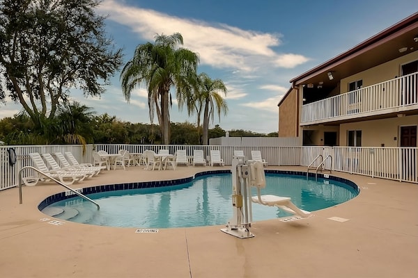 Experience Soothing Moments & Luxury! Free Parking, Outdoor Pool, Parking! - Lakewood Ranch, FL