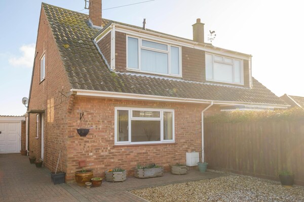 61 Fairfield Road - Sleeps 5 Guests  In 3 Bedrooms - Aldeburgh
