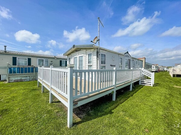 Lovely Caravan With Large Decking At Naze Marine Holiday Park Ref 17306br - 