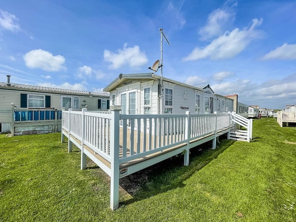 Lovely Caravan With Large Decking At Naze Marine Holiday Park Ref 17306br -
