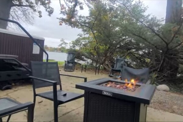 Campau Lake Sunny Days, King Bed Hot Tub, Boat, Kayak Lakefront - Michigan
