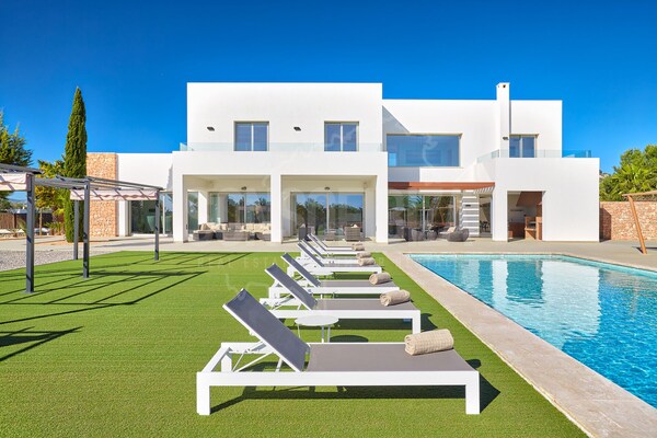 Rent Your Own Luxury Villa With 8 Bedrooms, Ibiza Villa 1038 - Islas de Ibiza