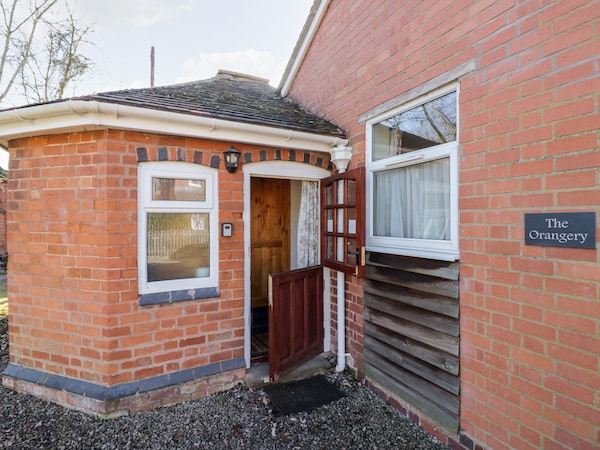 The Orangery, Pet Friendly, With Pool In Upton Upon Severn - Upton-upon-Severn