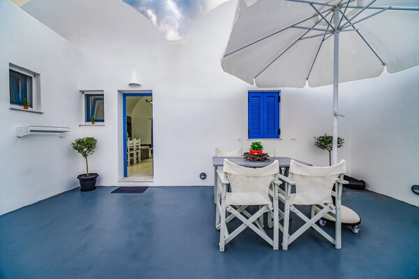 Villa With Private Jaccuzi At The Center Of Fira Town - Szantorini