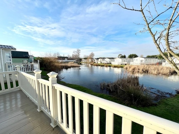 Stunning Caravan With Full Lake View At Southview Holiday Park Ref 33004ml - Skegness