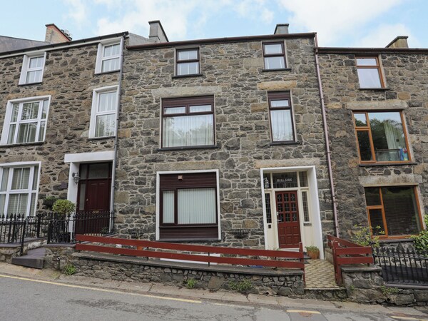Hillside, Pet Friendly, Character Holiday Cottage In Pwllheli - Pwllheli