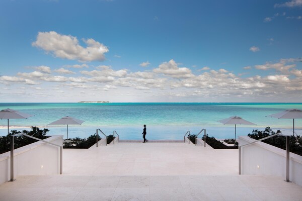 New Resort On Cable Beach! Large Private Balcony -Ocean & Island Views-spacious! - Nassau